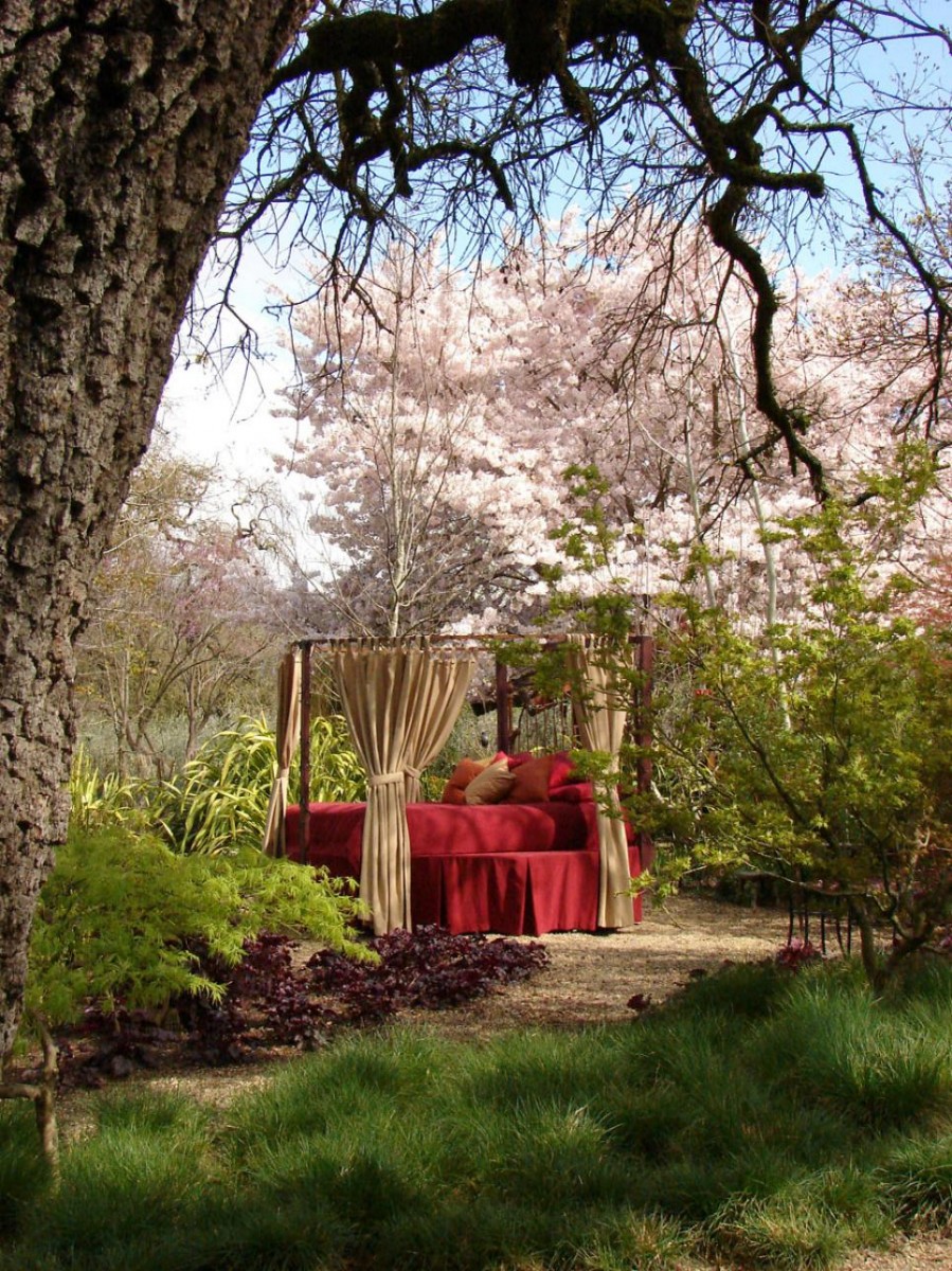 Ultimate Backyard Relaxation: Luxury Outdoor Daybeds for Lazy Summer Days