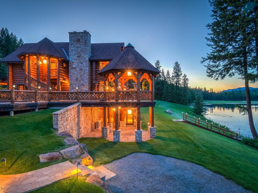 Luxury Log Cabin Homes: Harmonious blend with nature and stunning views
