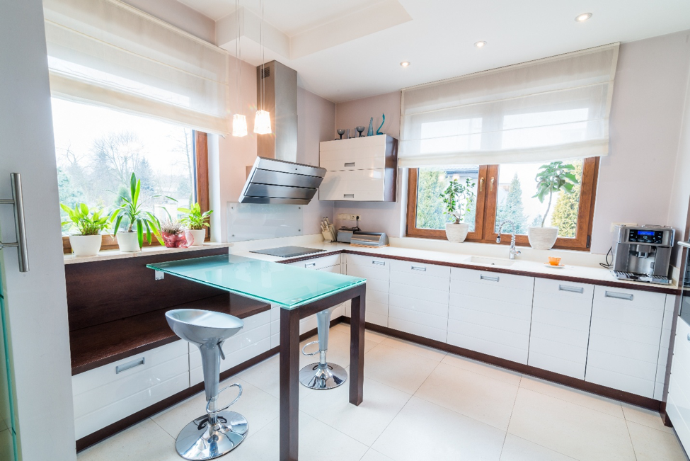 7 Creative Ideas for Adding a Kitchen Bar to Any Layout