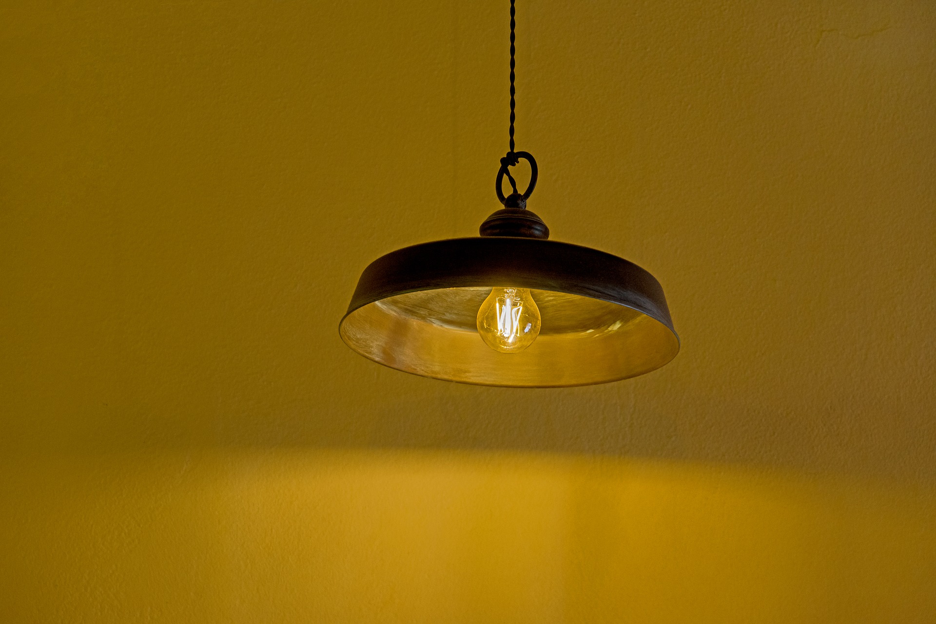 Spice Up Your Home Decor with Yellow: 8 Tips for a Vibrant Atmosphere